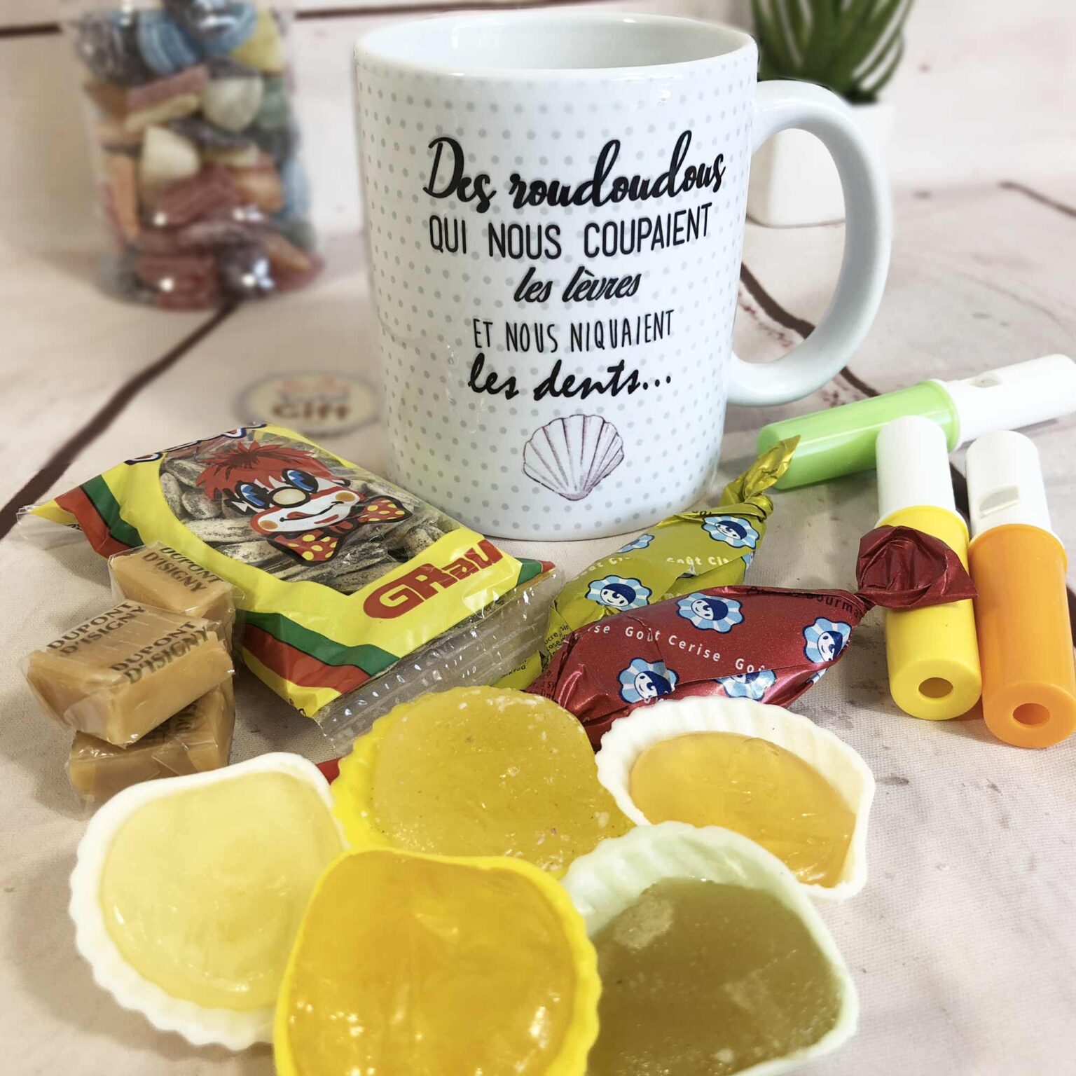 Mug roudoudou rempli de bonbons rétro